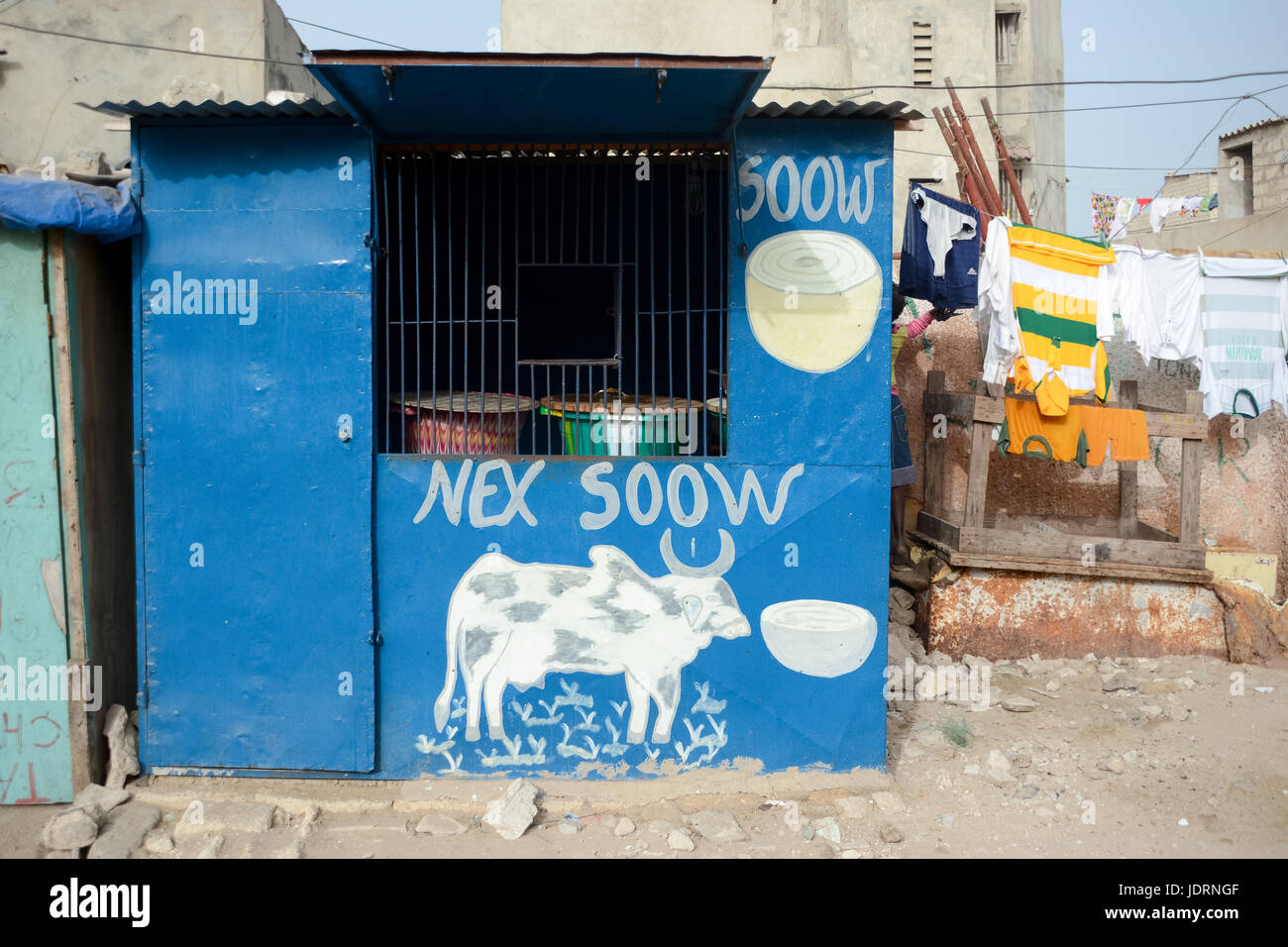 Vente kiosque bleu local en lait de chèvre Yoff, Dakar, Sénégal Photo ...