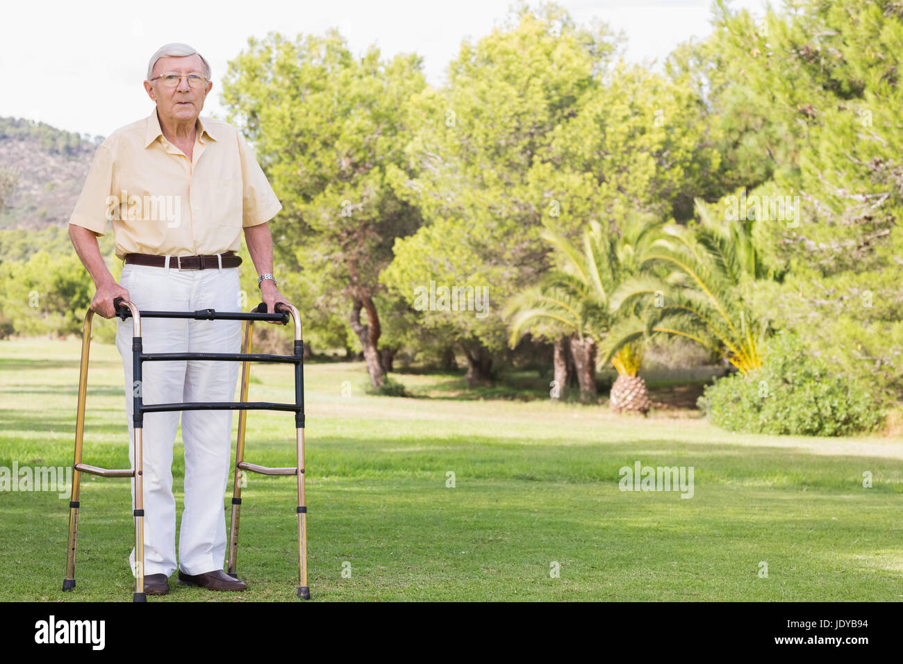 Man using zimmer frame Banque de photographies et d’images à haute ...