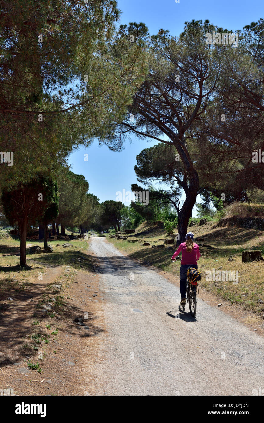 Cycliste sur la Voie Appienne (Via Appia Antica) construit par Appius ...