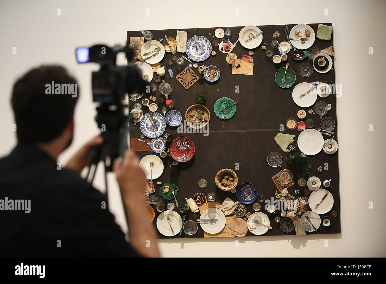 L'art installation 'Hahns Abendmahl' de Daniel Spoerri à Cologne, Allemagne, 22 juin 2017. L ...