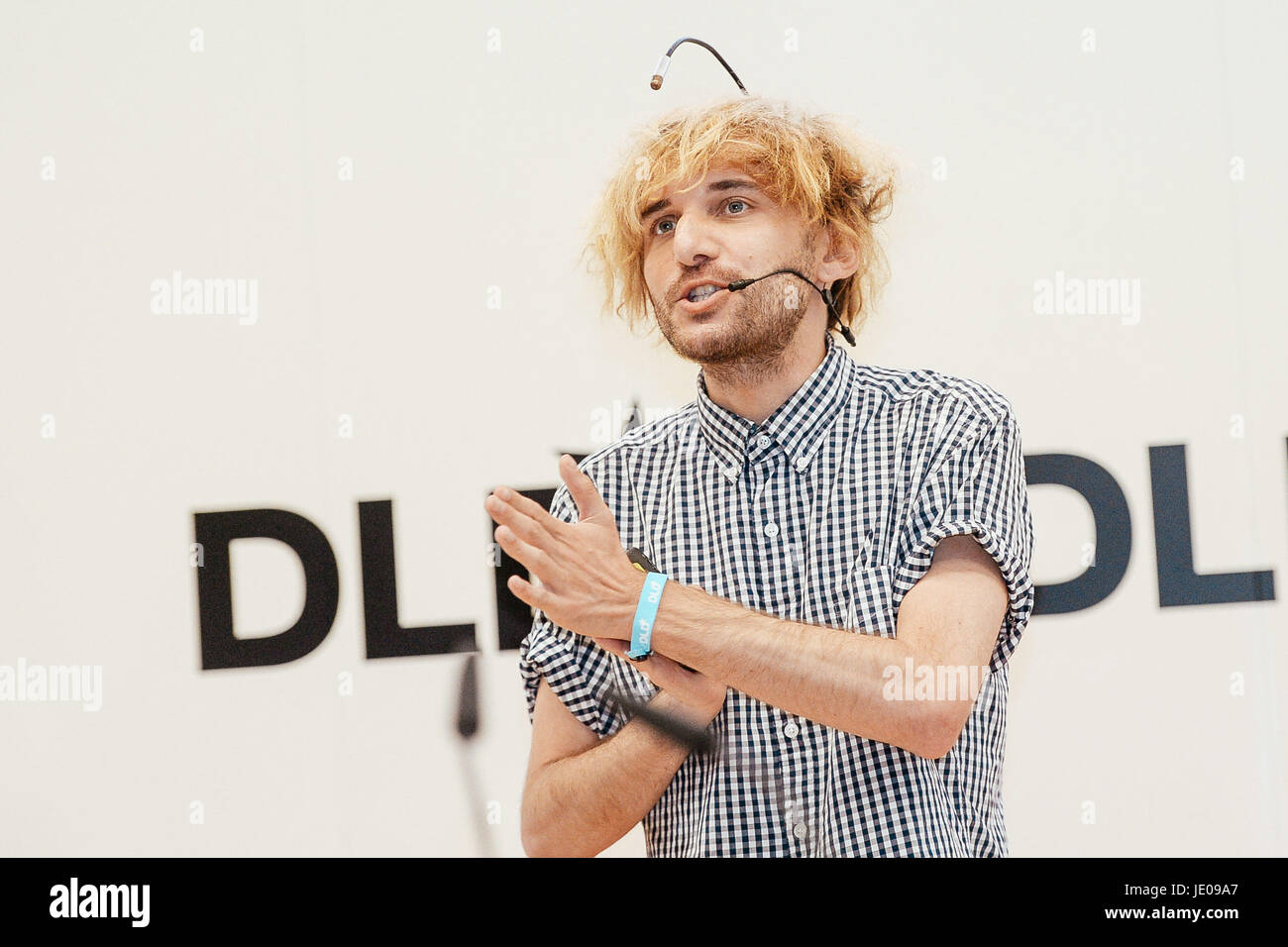 Neil harbisson Banque de photographies et d’images à haute résolution ...