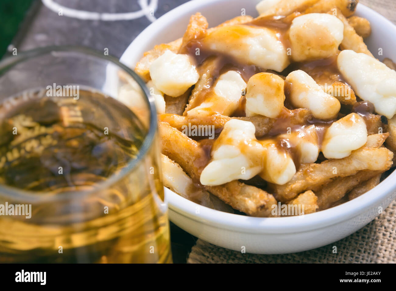 La poutine du Québec classique avec frites, sauce, fromage en grains et ...