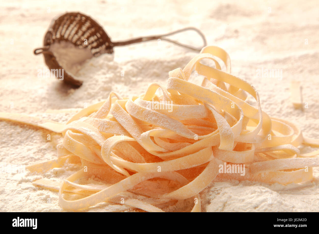 Close up d'oeufs frais faits maison pâtes Italiennes sur le tableau ...