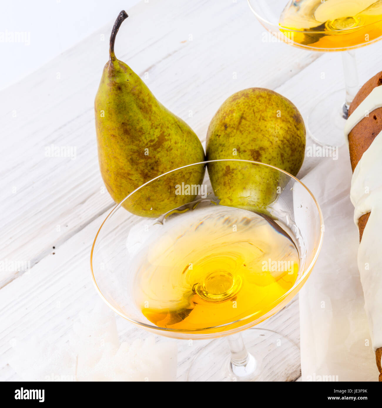 Liqueur de poire Banque de photographies et d’images à haute résolution ...