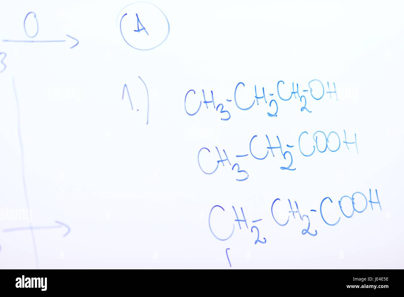 Résumé de la science et de molécule chimique structure sur un tableau ...