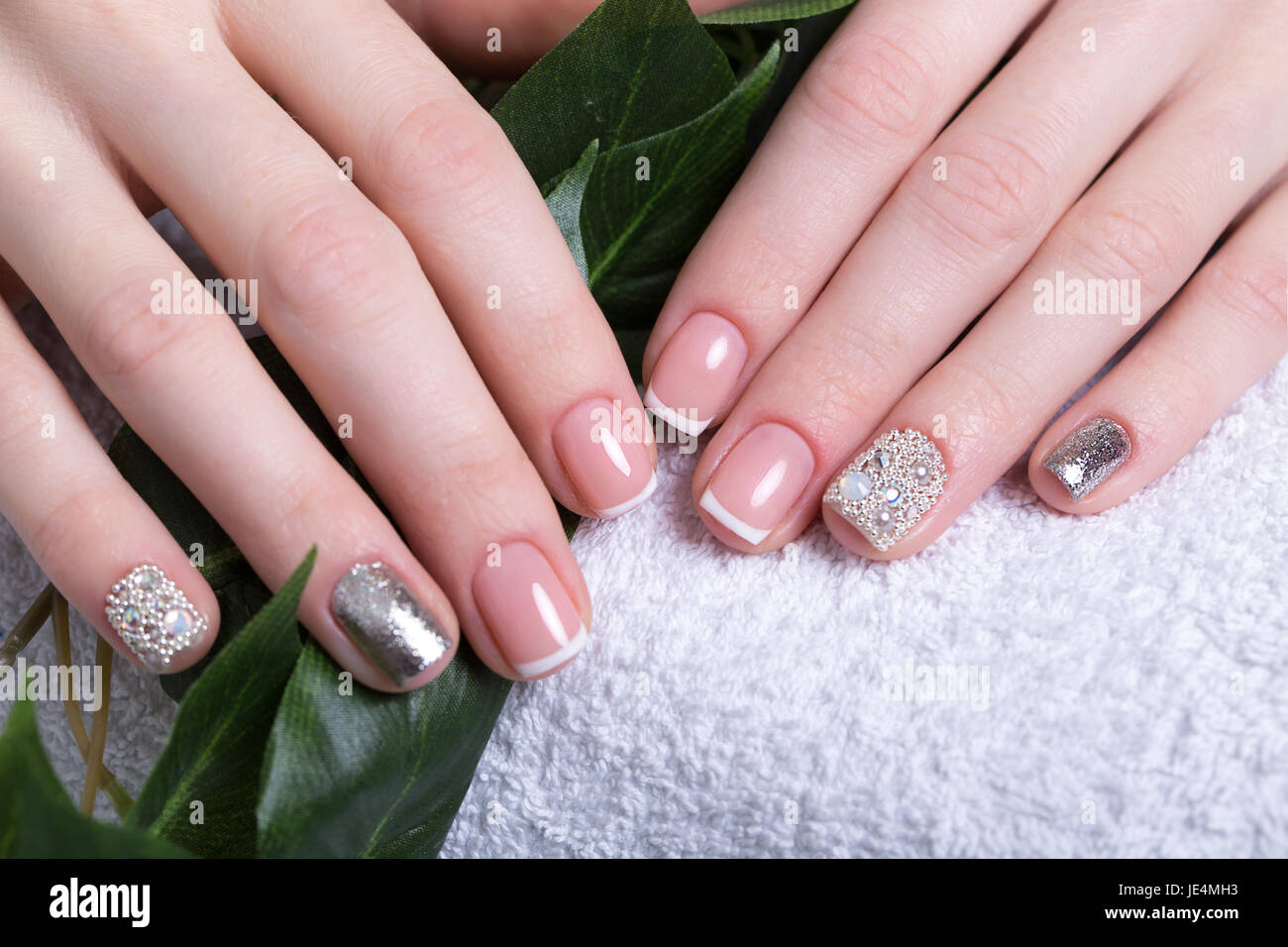 Belle manucure française classique de strass sur le côté féminin. Close ...
