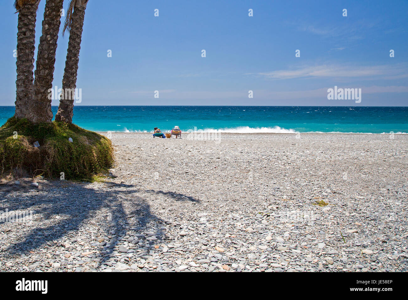 La plage de Cala del Pino, Nerja, Andalousie, Espagne, Costa del Sol ...