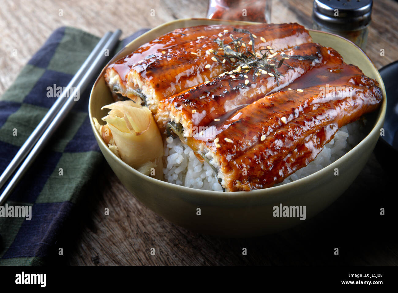 L'anguille japonaise avec du riz grillé ou Unagi don fixé sur la plaque ...