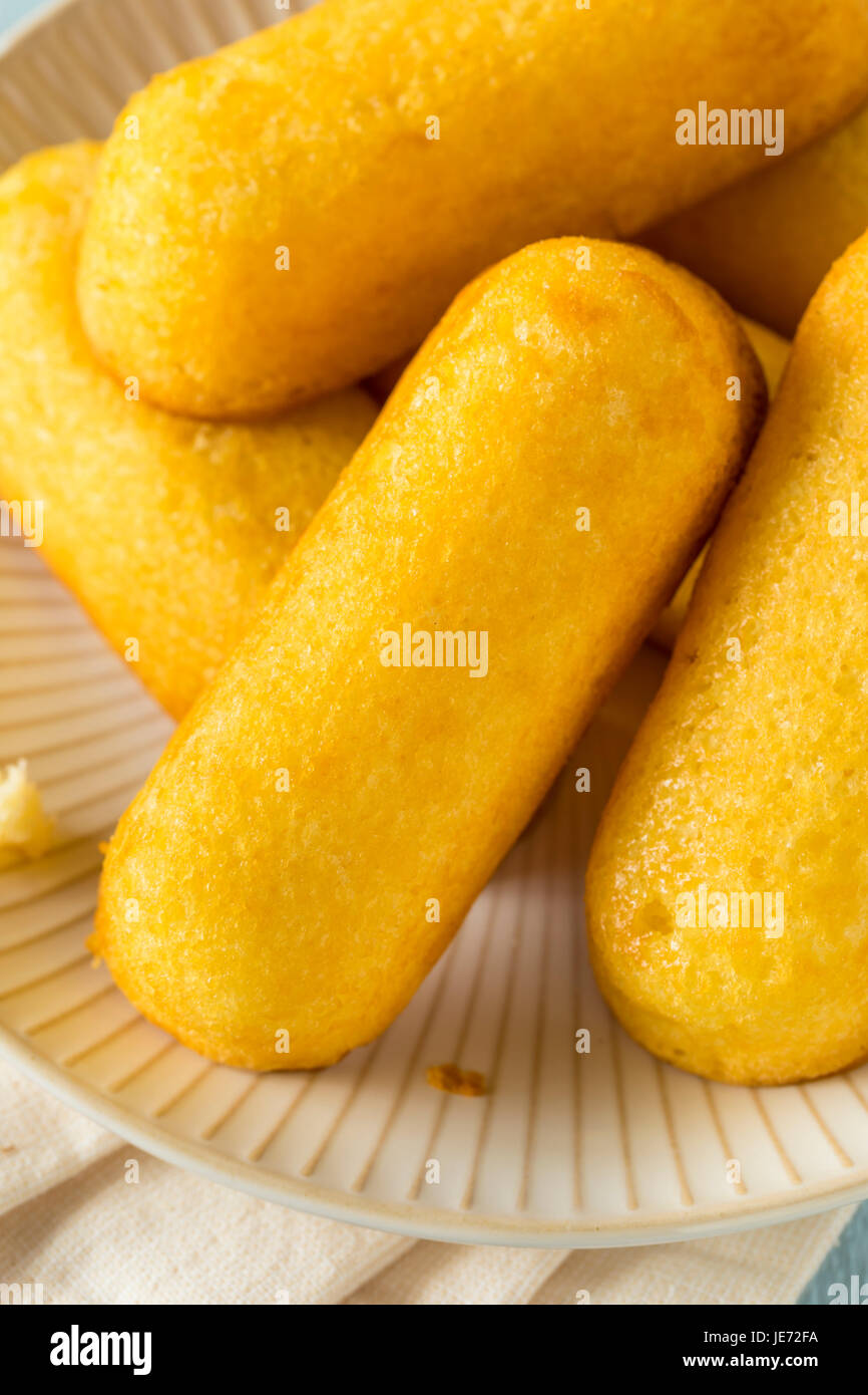 Snack-éponge jaune avec un gâteau à la crème Photo Stock - Alamy