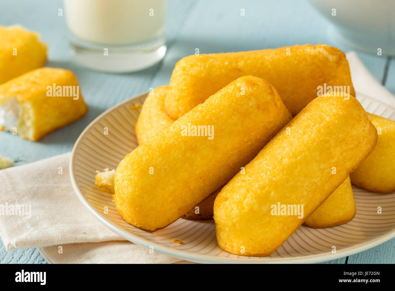 Snack-éponge jaune avec un gâteau à la crème Photo Stock - Alamy