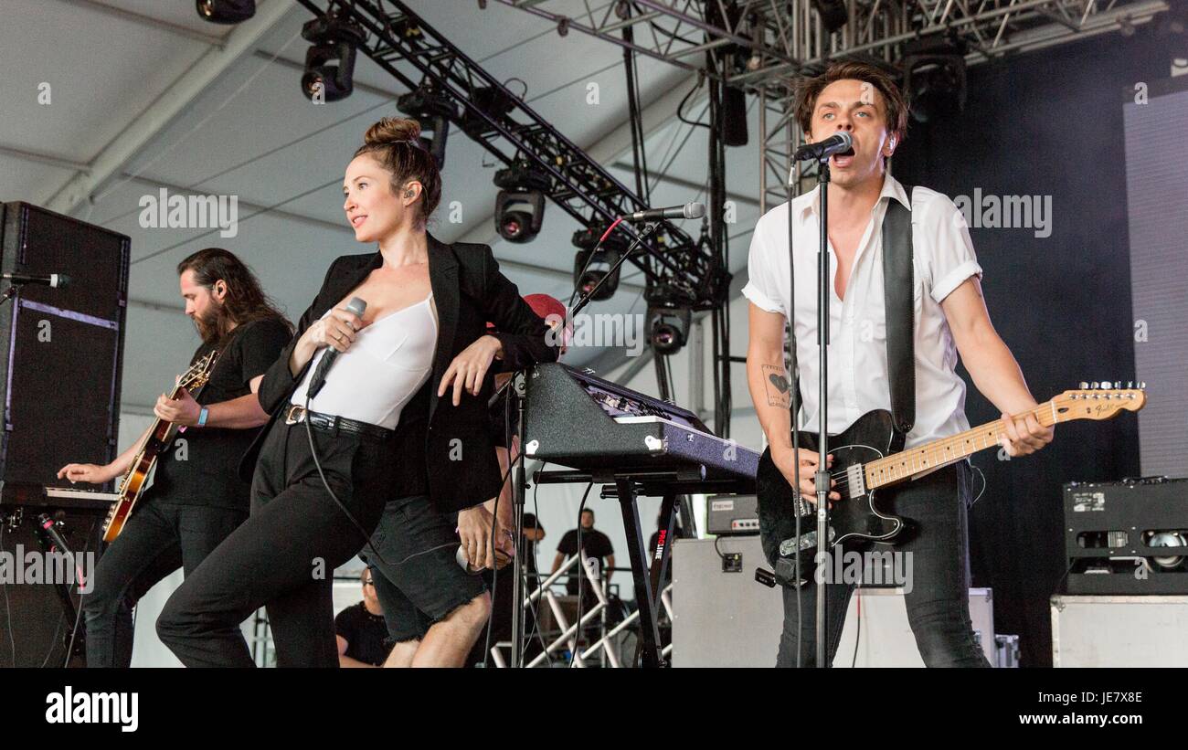 Peter Dreimanis And Leah Fay Of July Talk Banque d'image et photos - Alamy