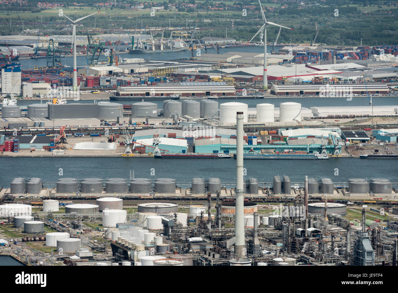 L'image aérienne d'oléfines Total et Esso Anvers Belgique des raffineries de pétrole au Port d ...
