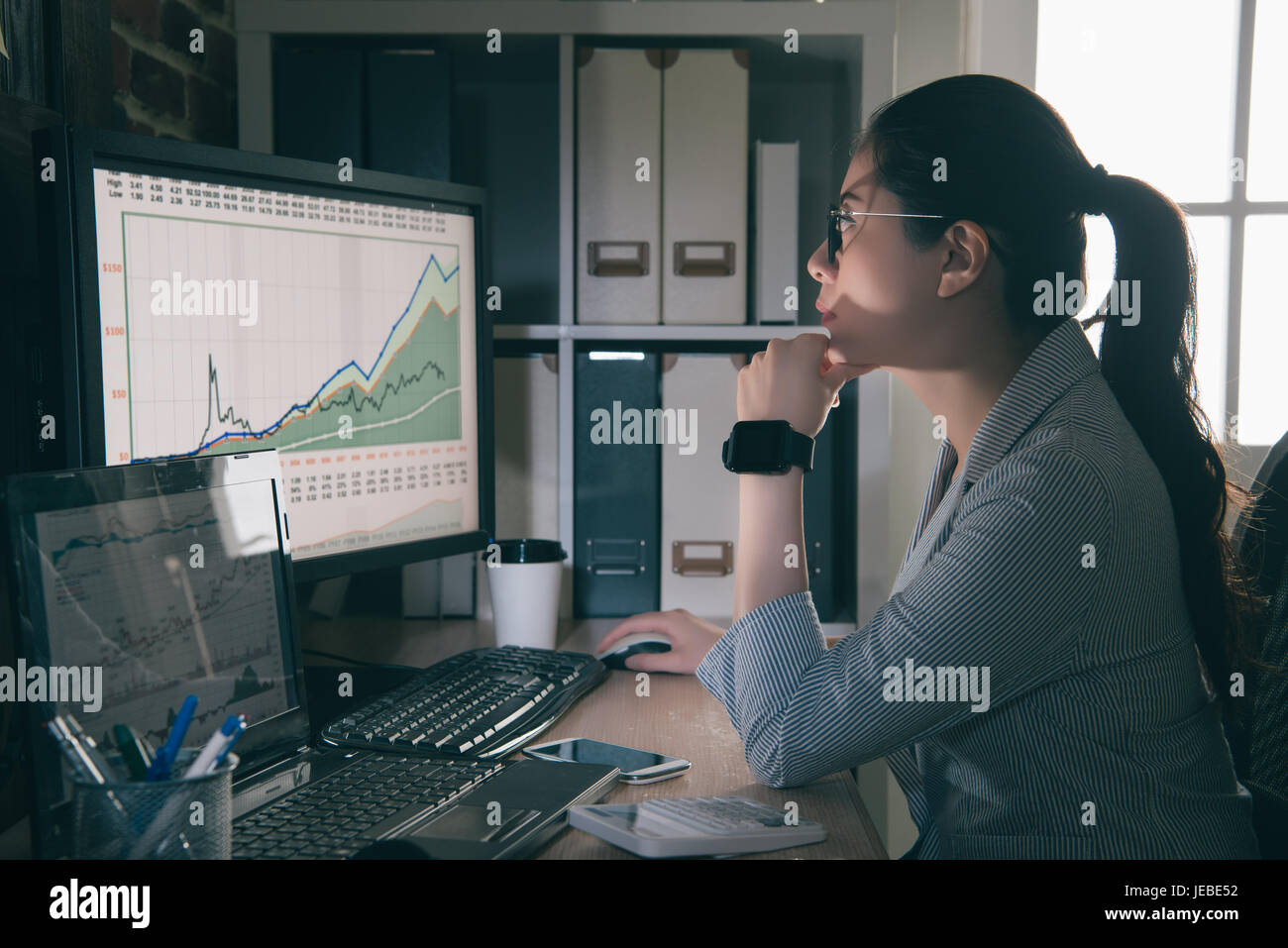 Main sous le menton Banque de photographies et d’images à haute ...