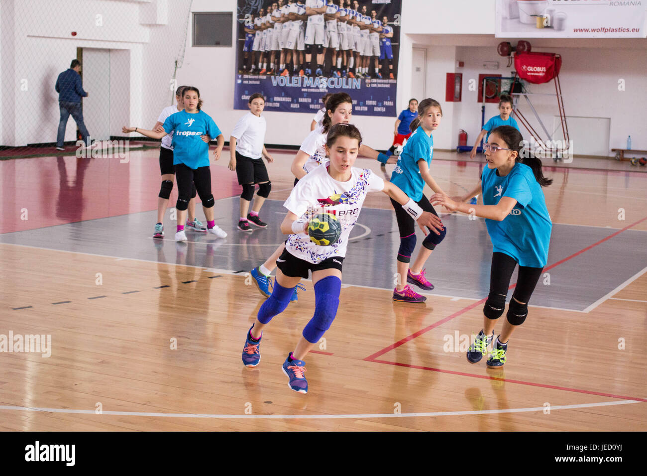 Children playing handball Banque de photographies et d’images à haute ...