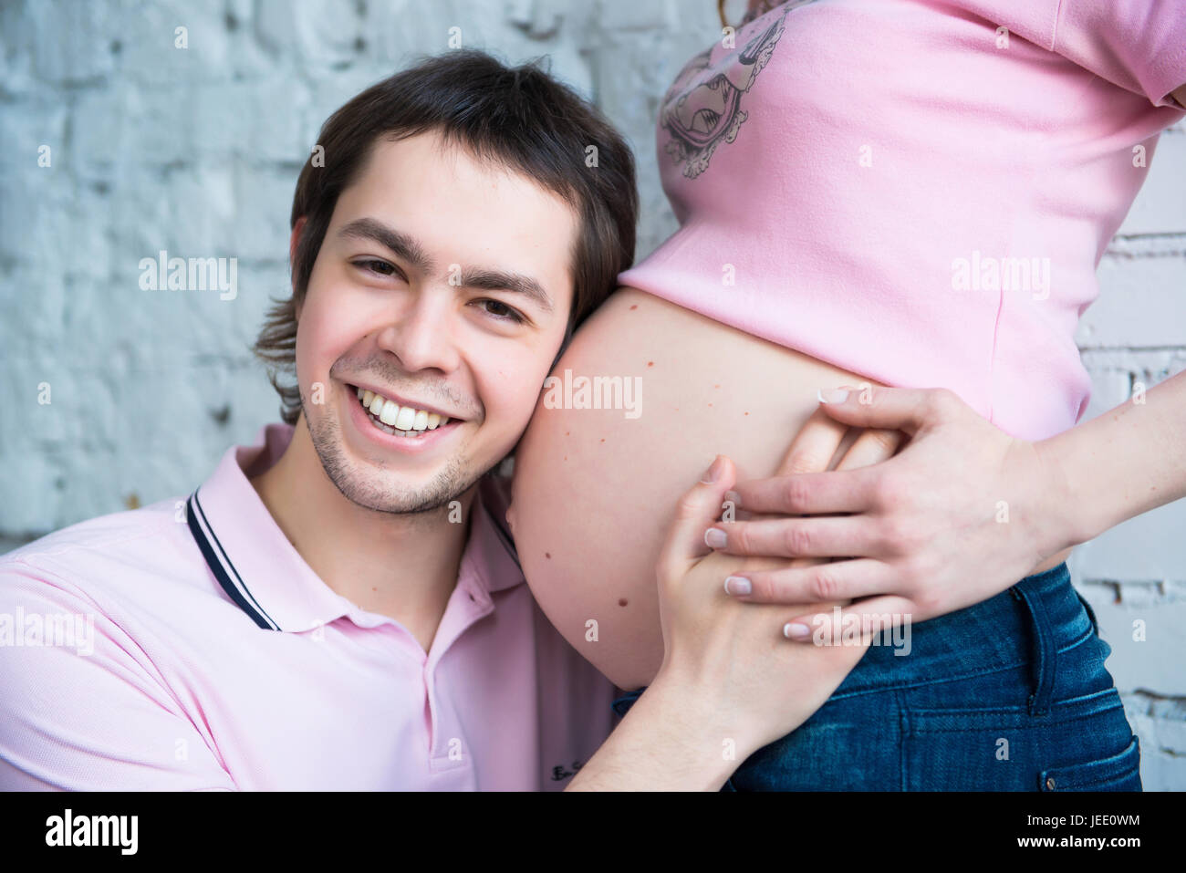 Enceinte Couple Hugging Woman Belly Close Up Sourire Heureux Mari L