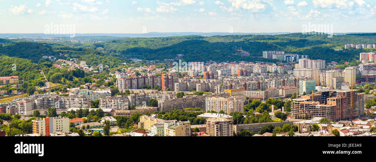 Vue aérienne de la ville de Lviv. Panorama avec des bâtiments modernes ...