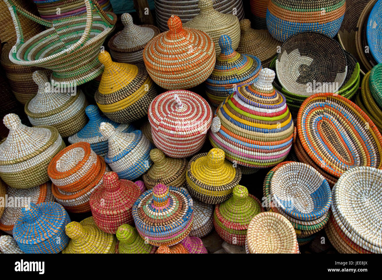 Des paniers, des couleurs vives, torsadées, marché, Thiès, Sénégal ...