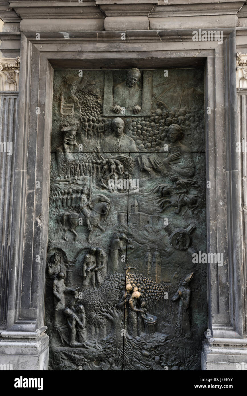 L'allégement de bronze porte slovène de l'histoire slovène à l'ouest à ...