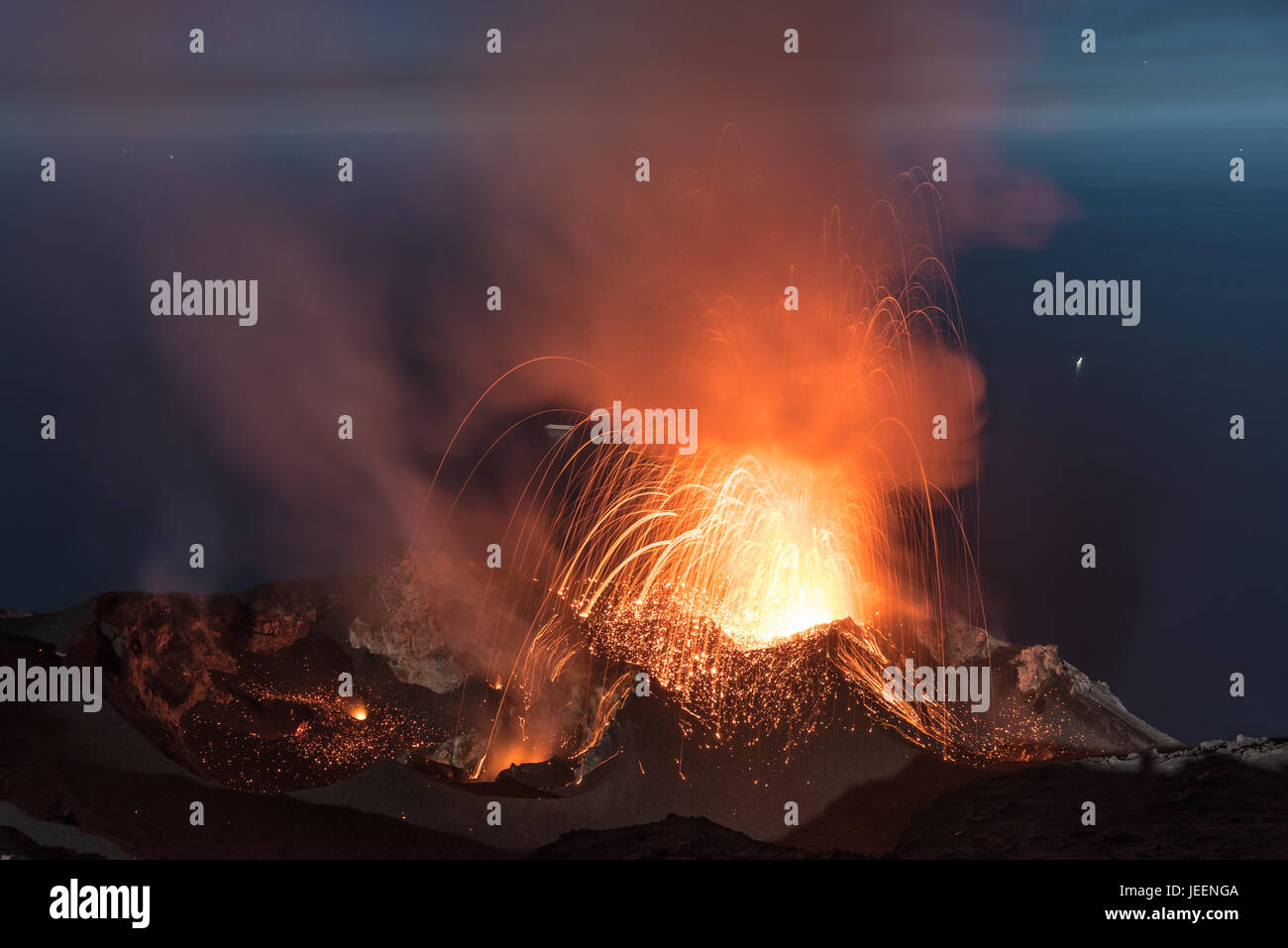 Strombolienne forte éruption volcanique de Stromboli (Îles Éoliennes ...