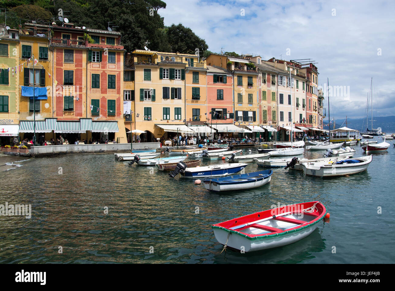 Portofino, une jolie ville sur la côte de la mer Méditerranée, en ...