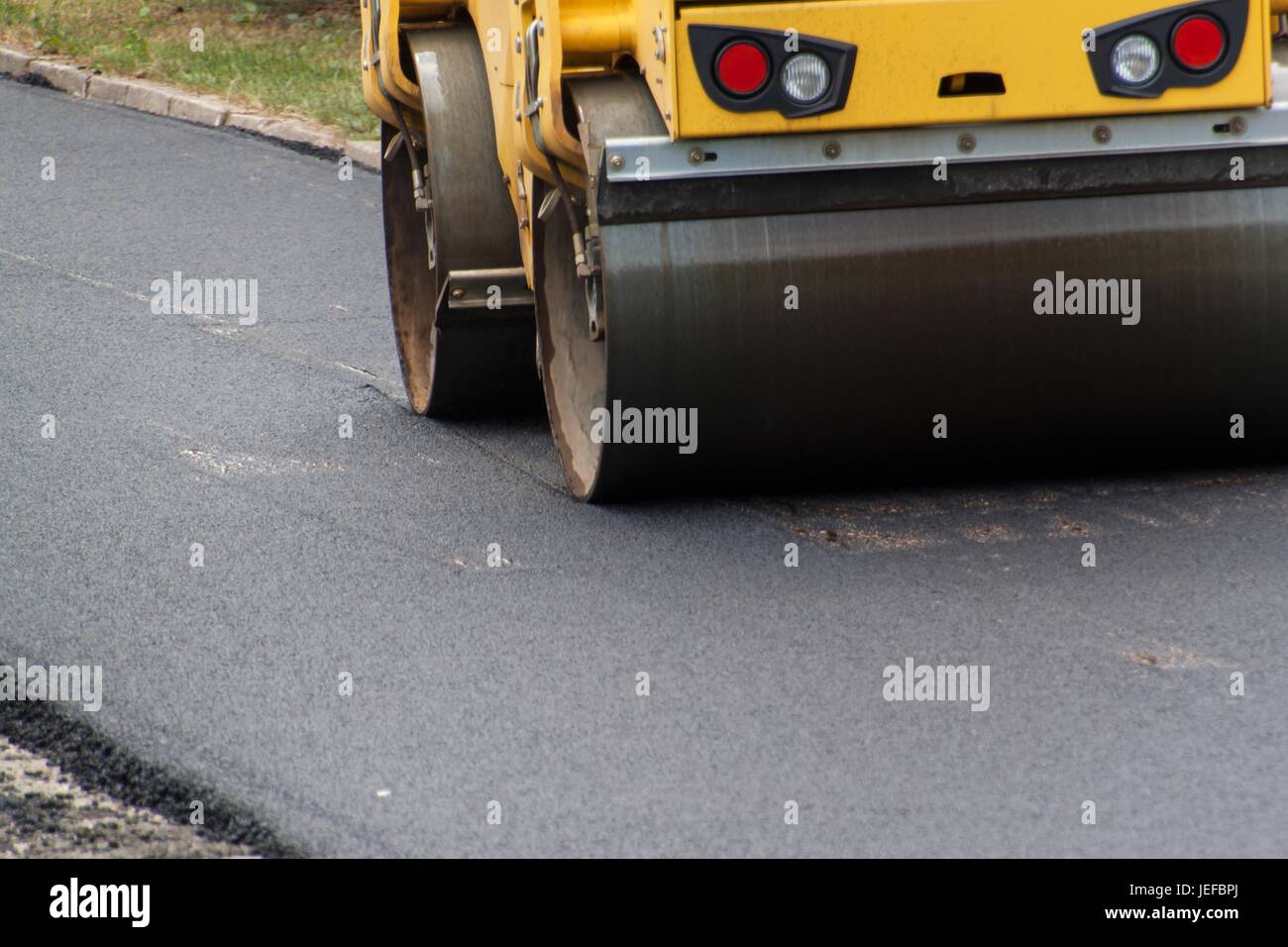 Nouvelle route asphaltée. Les liants routiers Travaux publics. Les ...