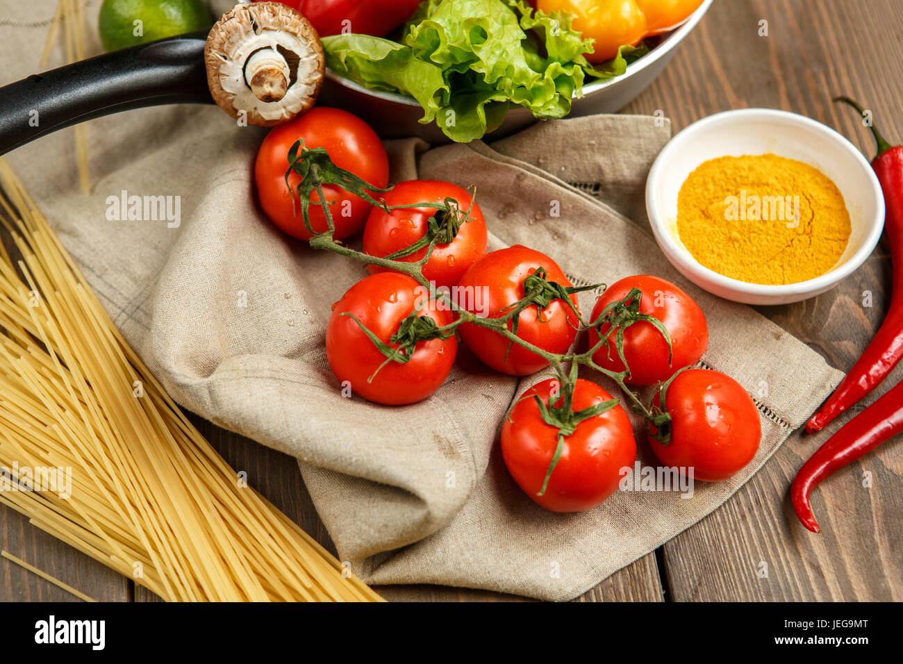Des ingrédients de cuisine isolé sur le tableau à l'intérieur Photo ...