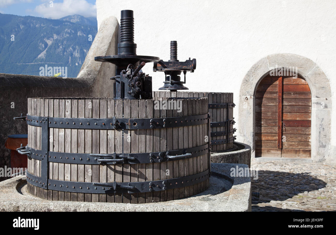 Appuyez sur le vin dans le célèbre château Chateau d'Aigle dans le ...