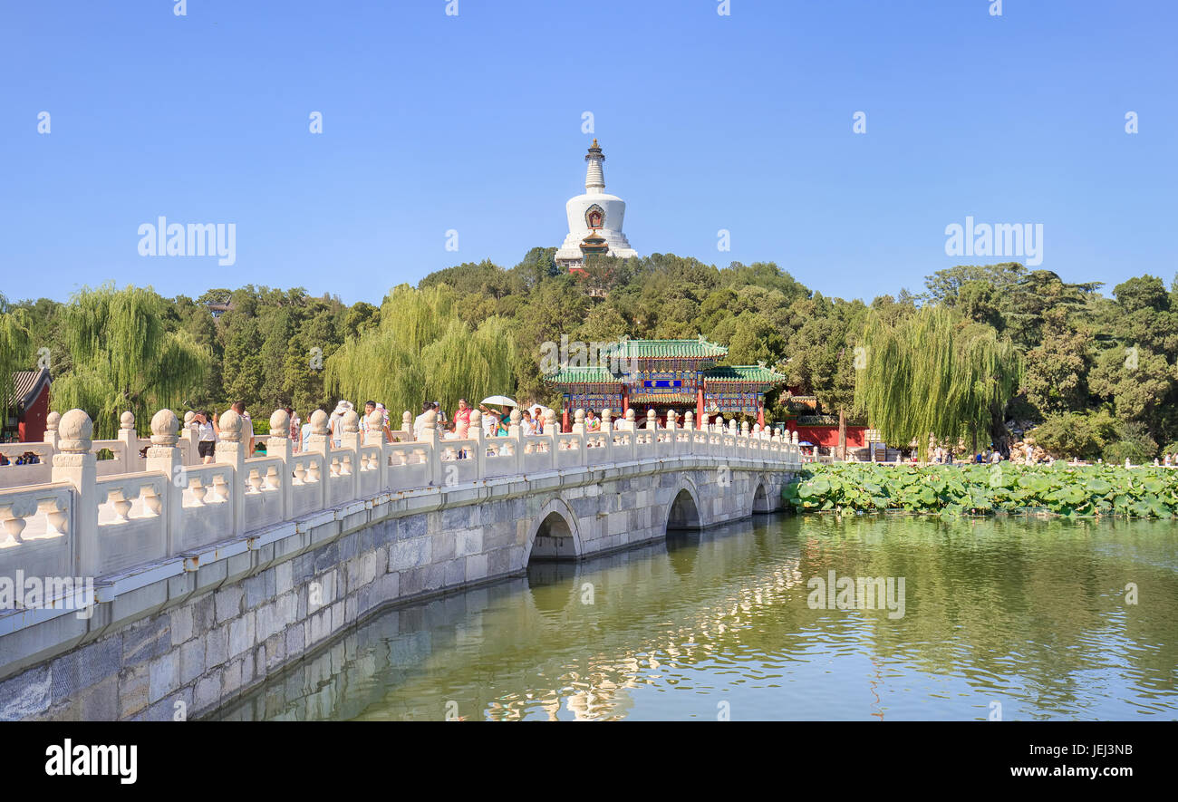 PÉKIN-28 AOÛT 2016. Pont White Stone au parc Beihai. C'est l'ancien ...