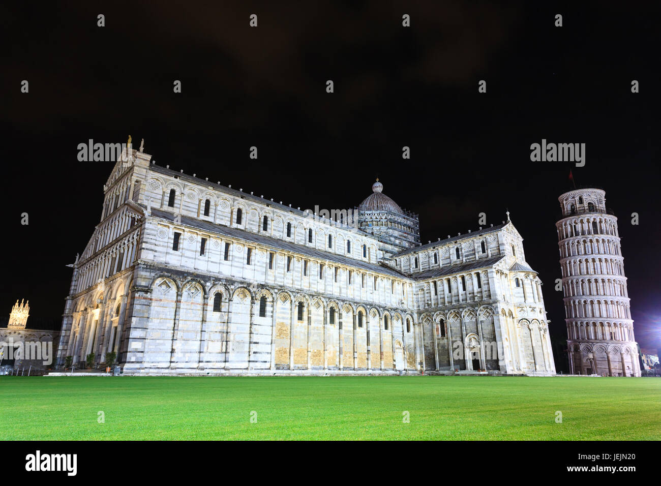 La Piazza dei Miracoli avec la Tour Penchée de Pise, Italie. Monument ...