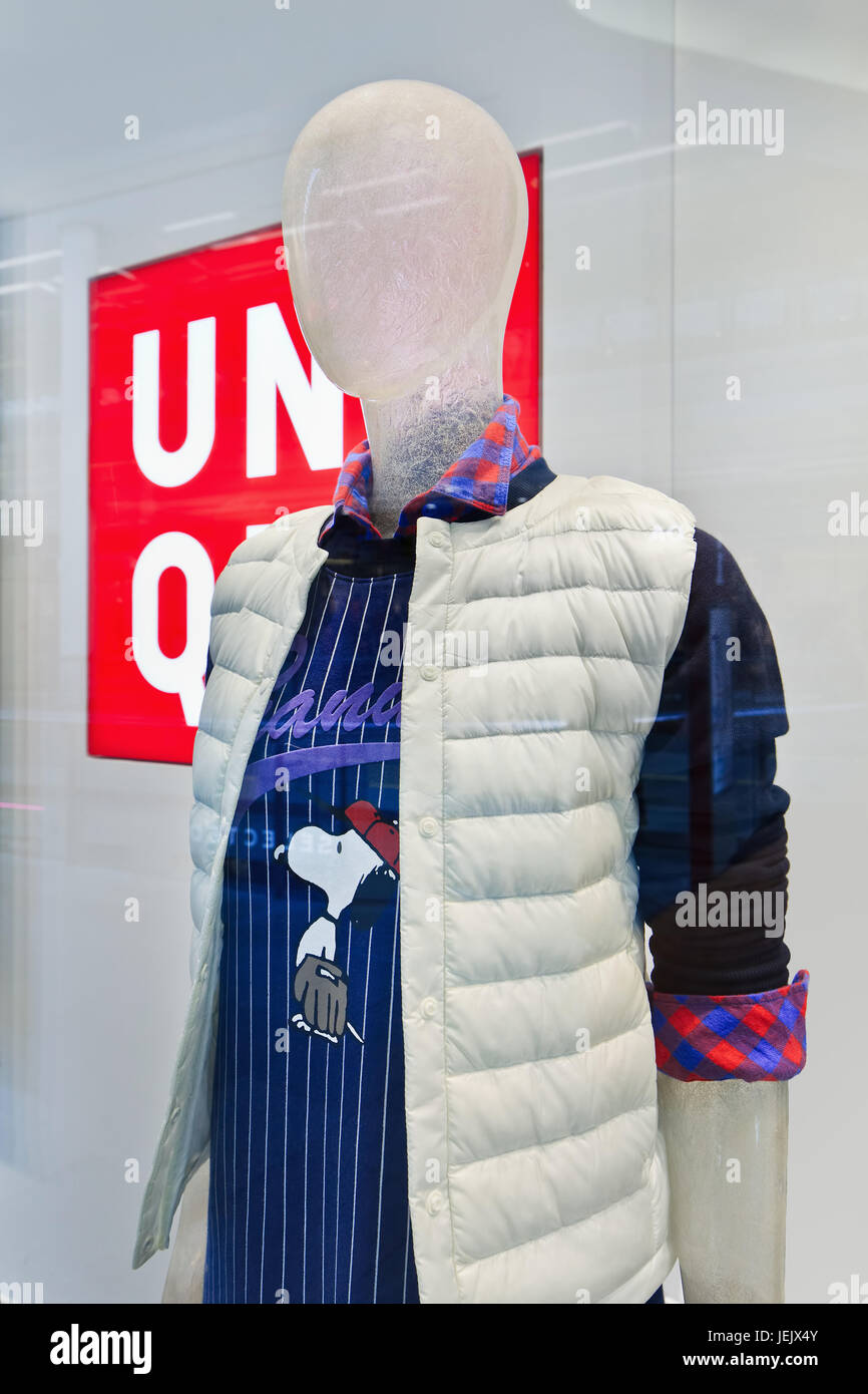 Uniqlo window display Banque de photographies et d’images à haute ...