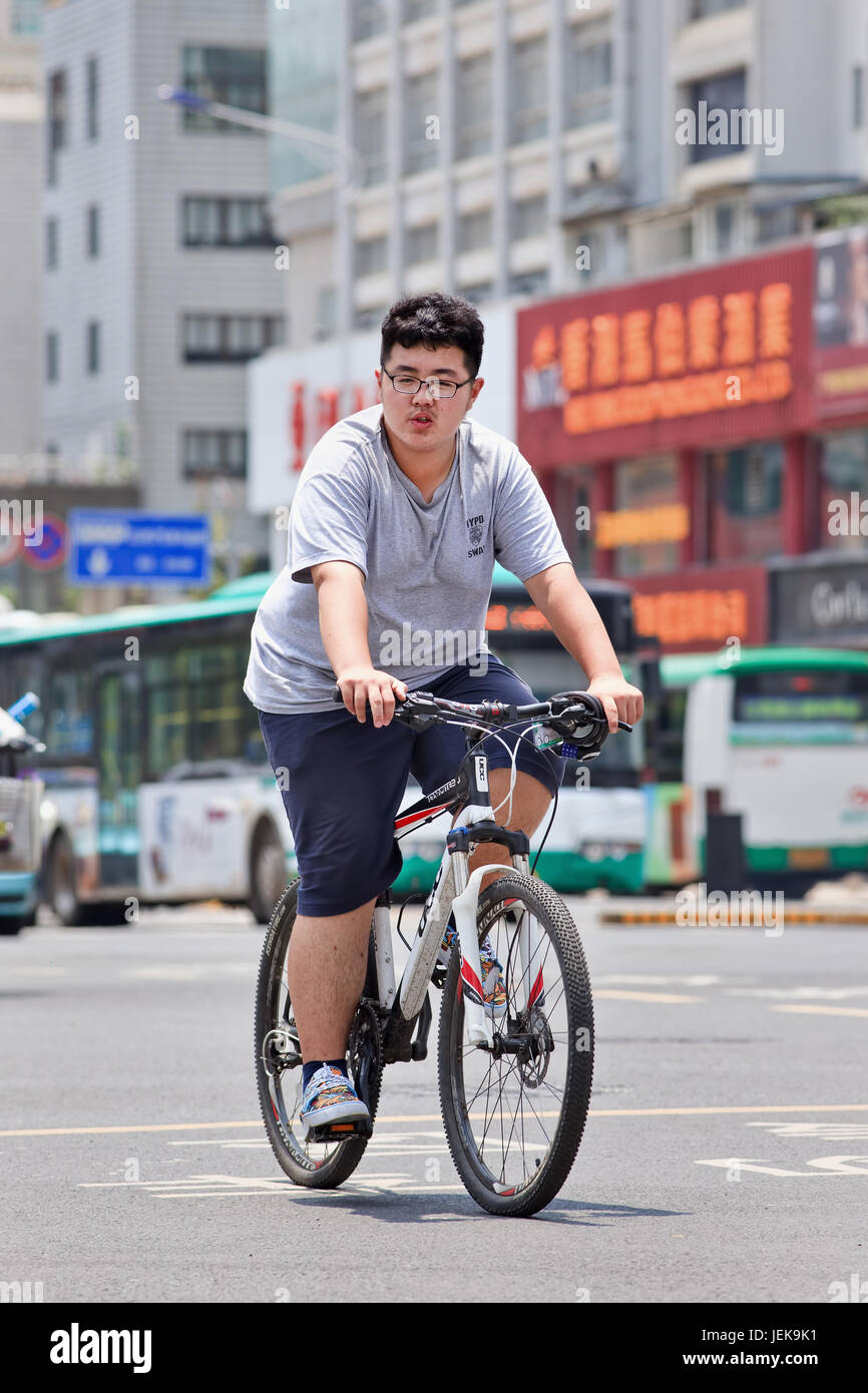 Ado en surpoids en ville Banque de photographies et d’images à haute ...