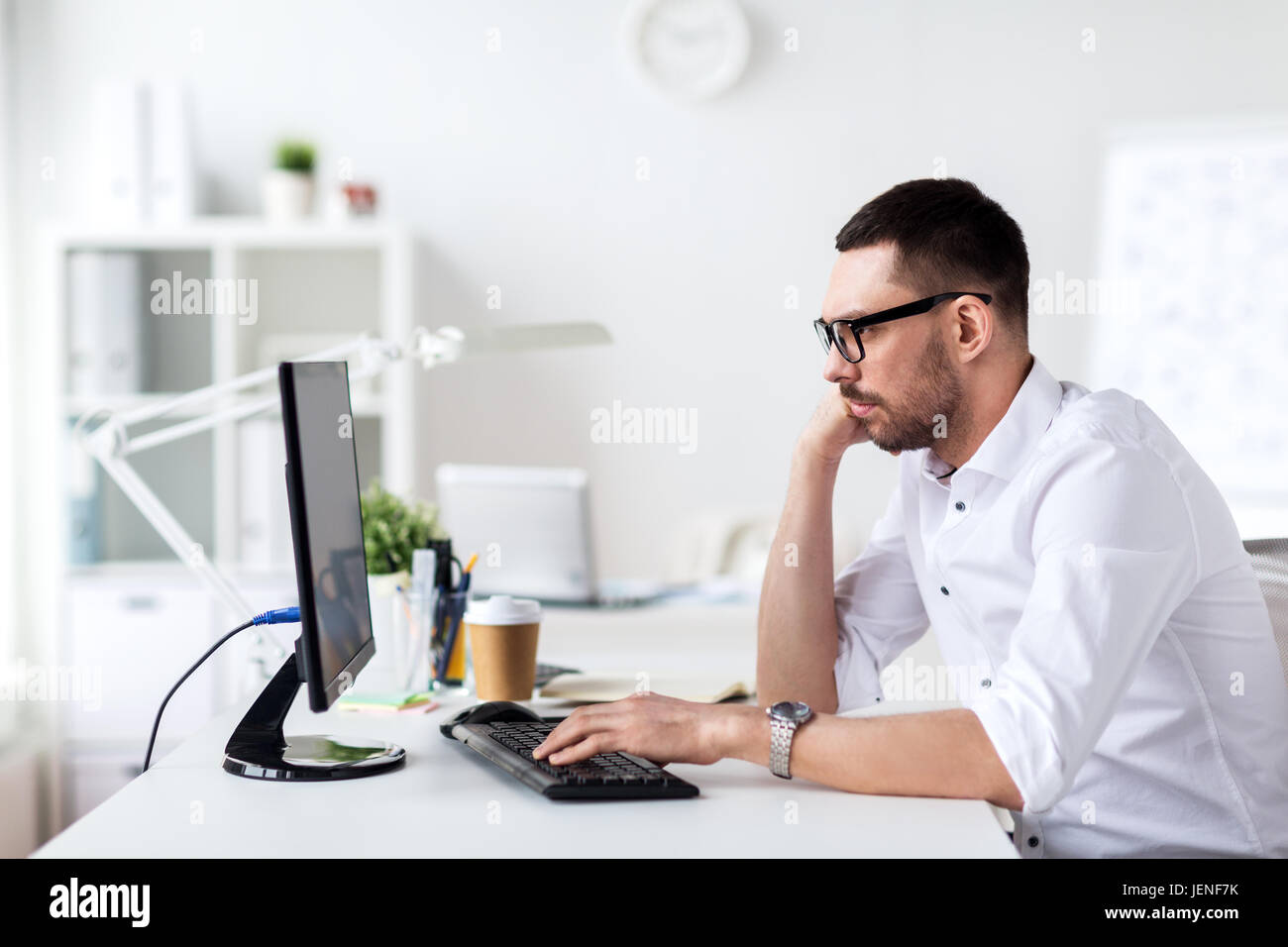 Nerd typing on keyboard Banque de photographies et d’images à haute ...