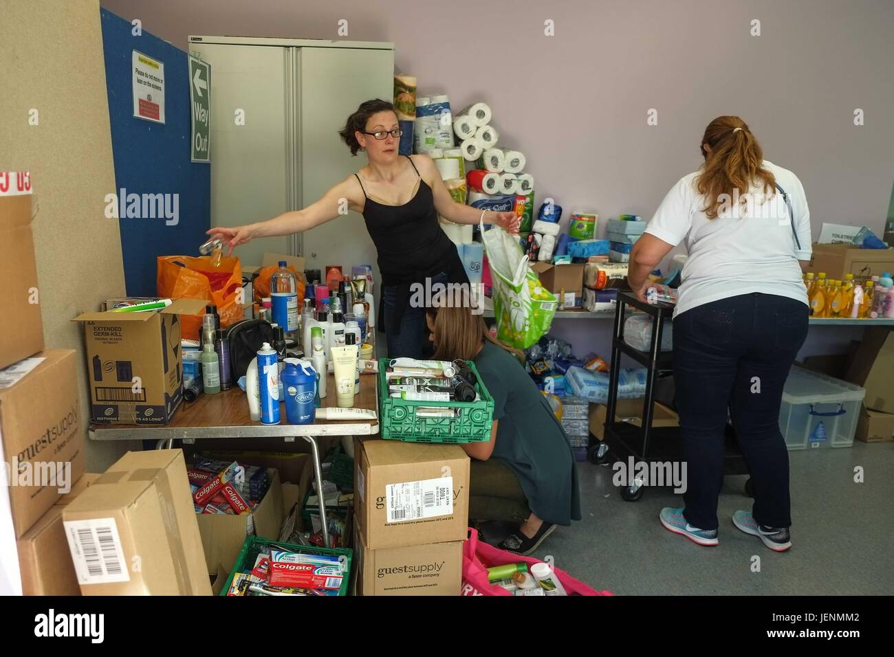 Suite de l'incendie qui a dévasté les 24 étages de la tour de Grenfell ...