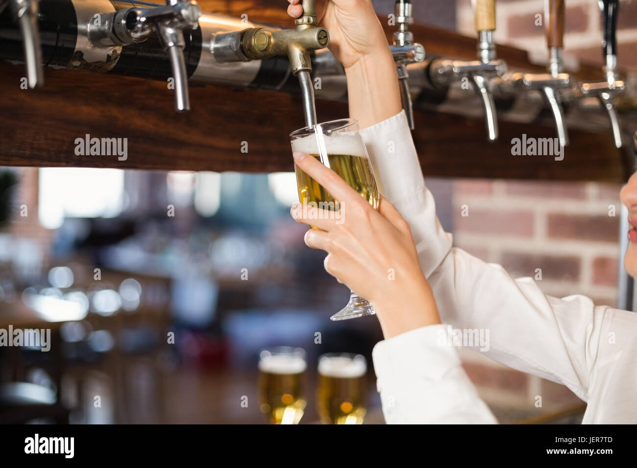 Travail de barmaid Banque de photographies et d’images à haute résolution - Alamy