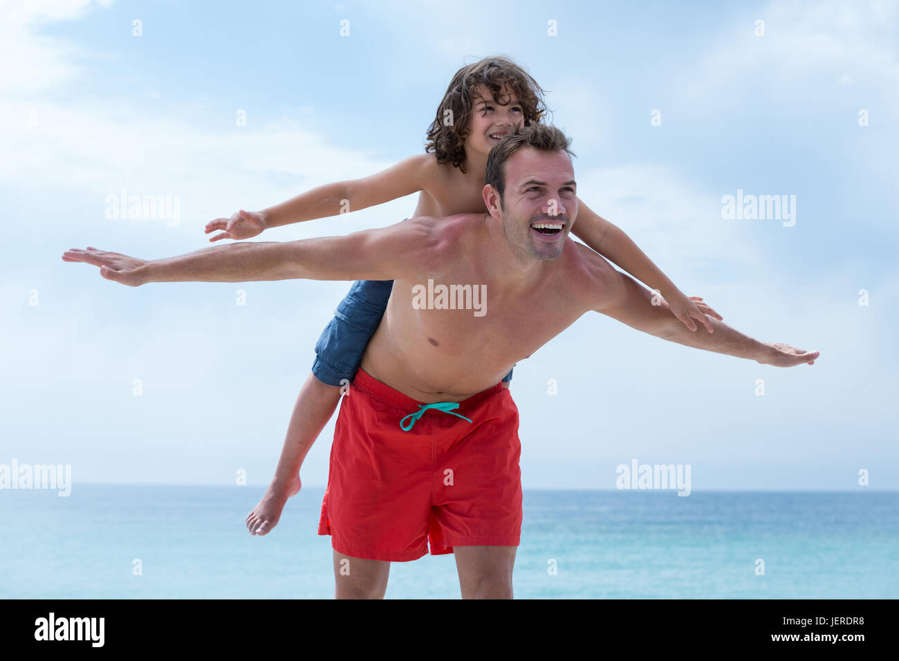 Portant Son Fils Sur Le Dos Banque De Photographies Et Dimages à Haute