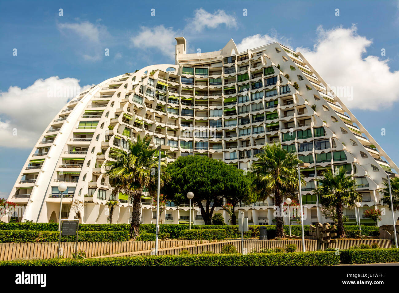 La Grande Pyramide immeuble conçu par l'architecte Jean Balladur. De l ...