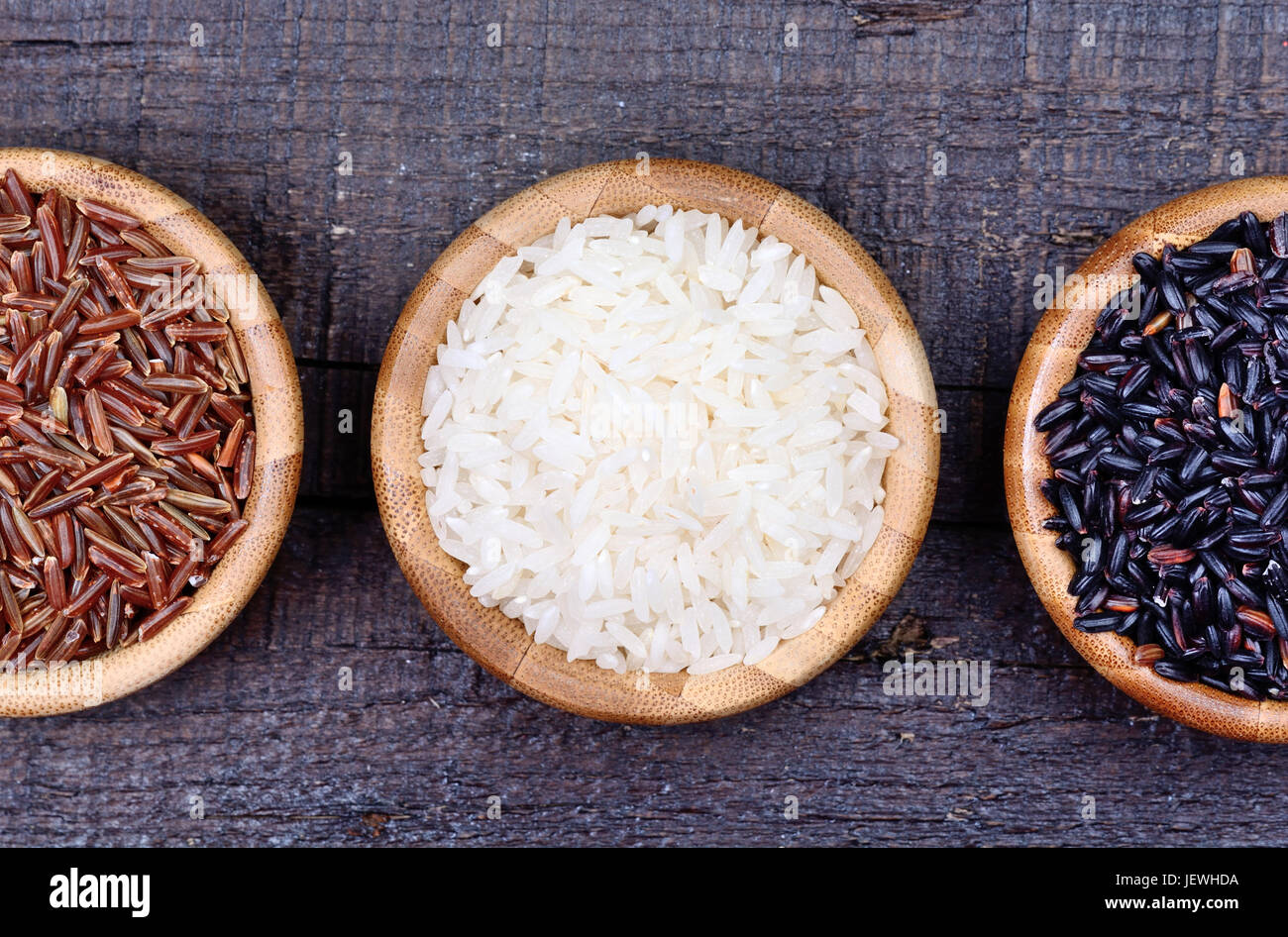 Bols avec différents types de riz sur la table Photo Stock - Alamy