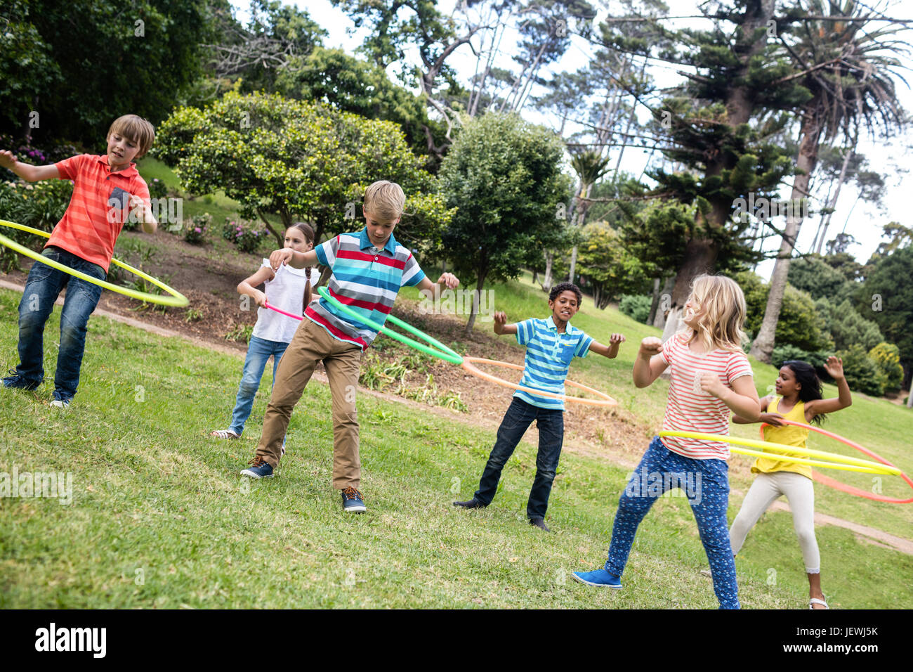 Enfants jouant avec des cerceaux Banque de photographies et d’images à ...