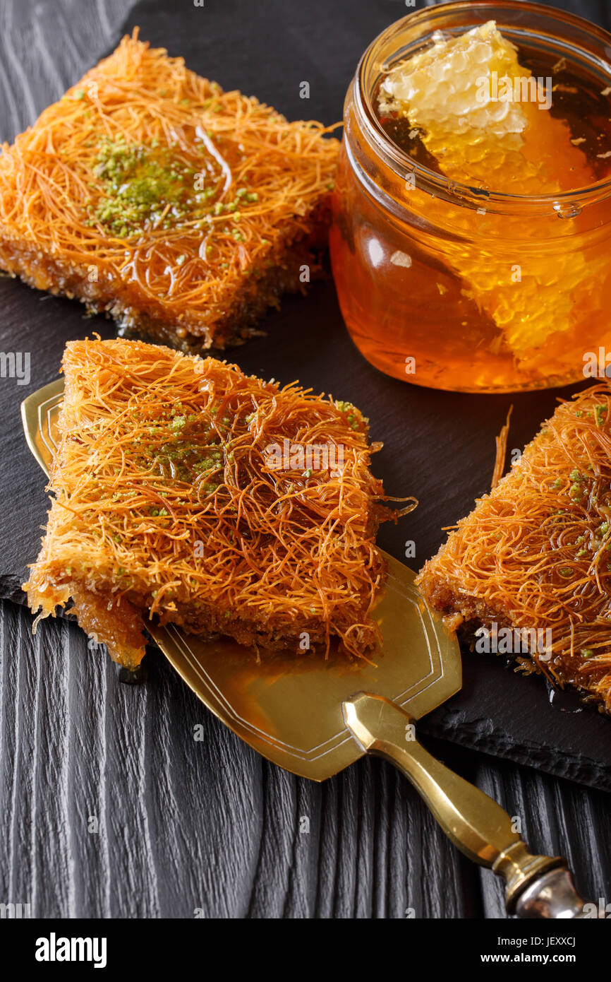 Pâtisseries arabes traditionnelles à la pistache gâteau nommé kadaif ou ...