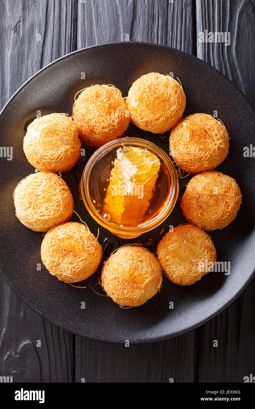 Gâteau pâtisserie arabe traditionnel nommé kadaif ou kataifi. vertical ...