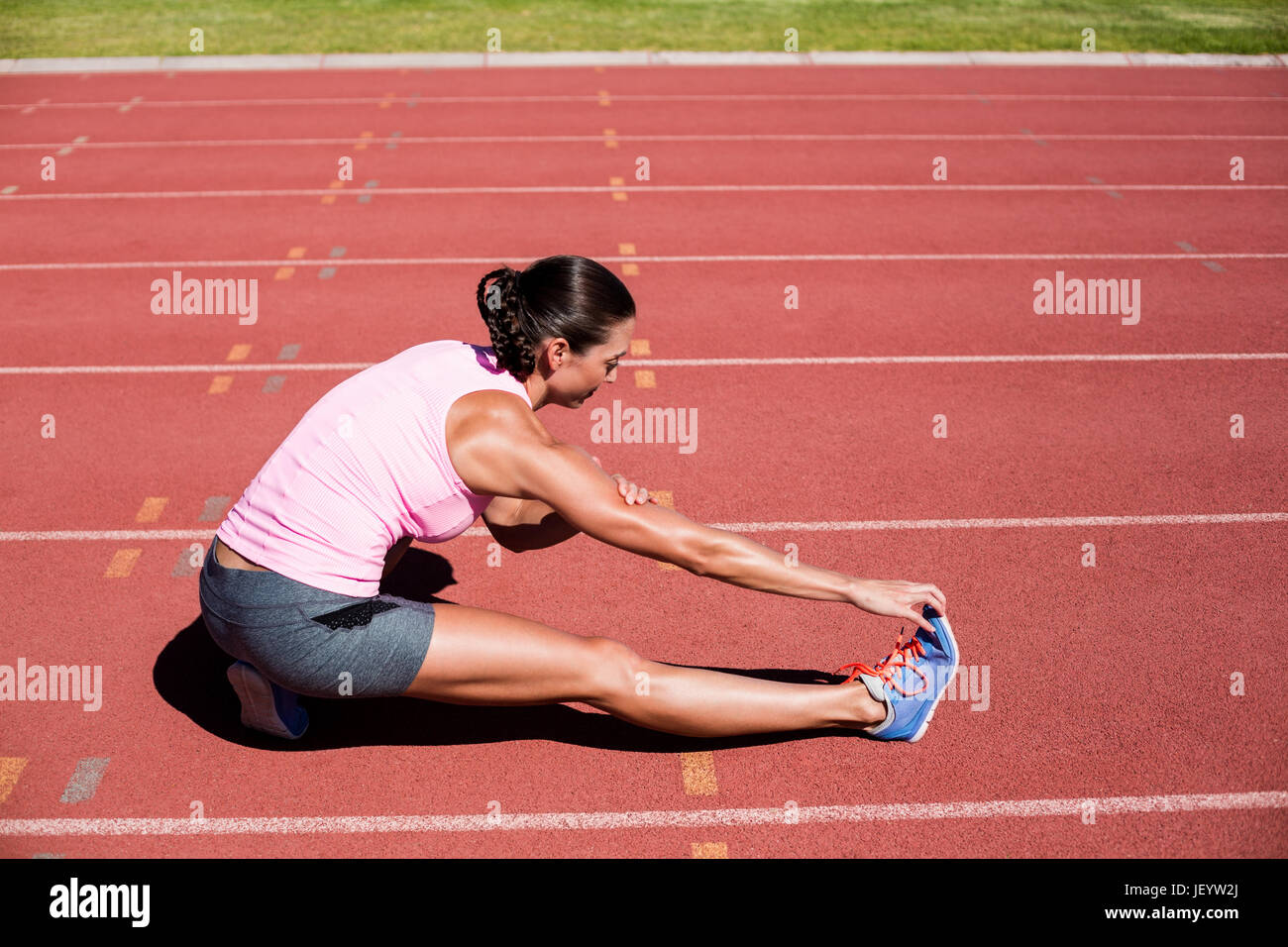 Étirement des ischio-jambiers son athlète féminine Photo Stock - Alamy