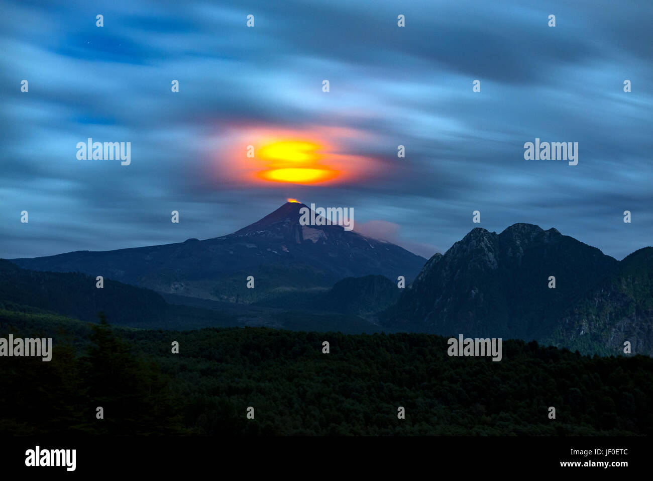 Volcan en erupcion Banque de photographies et d’images à haute ...
