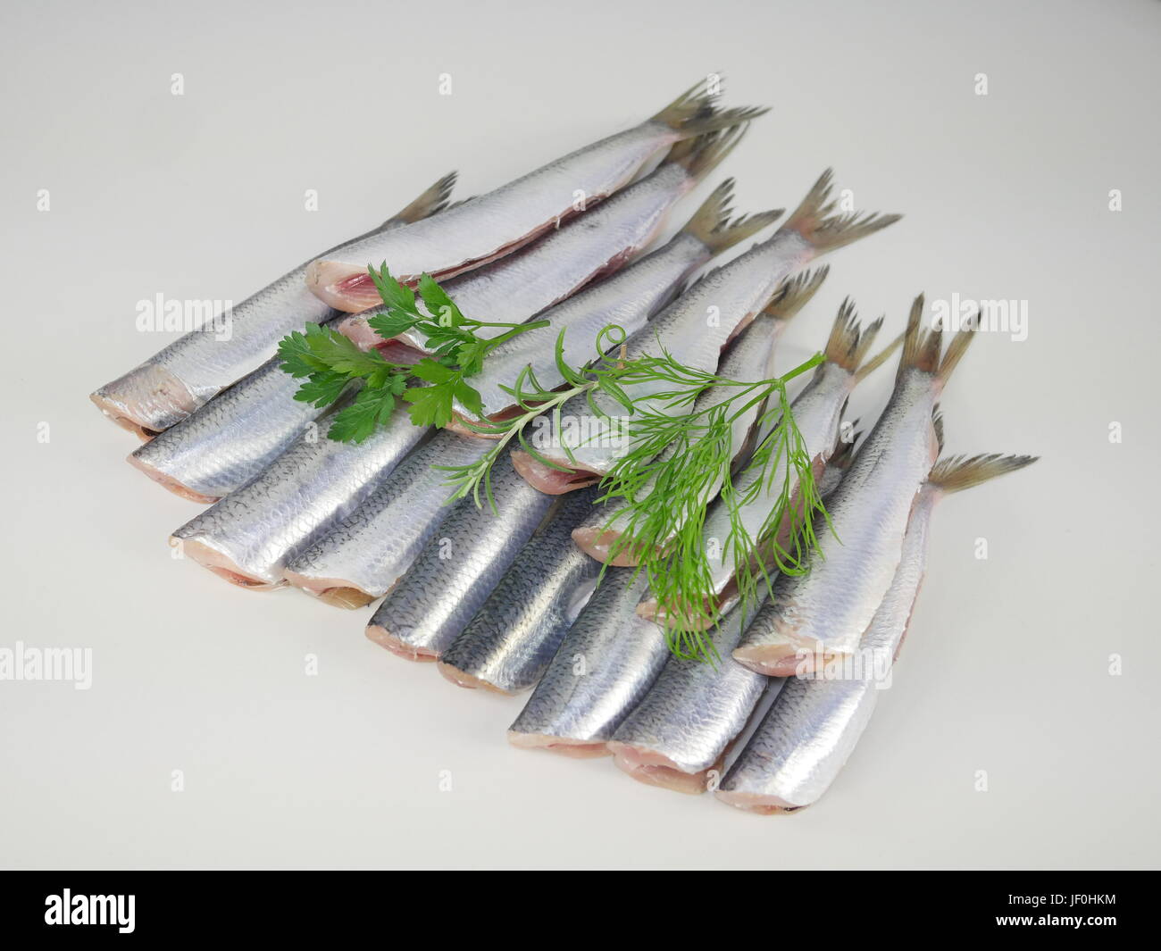 Hareng Poisson frais avec du citron en terre cuite sur une plaque Photo ...