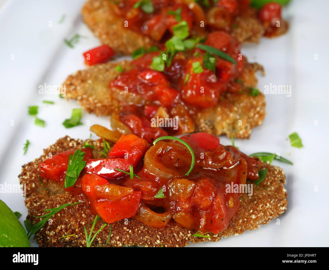 Hareng Poisson frit avec sauce tomate sur une plaque Photo Stock - Alamy