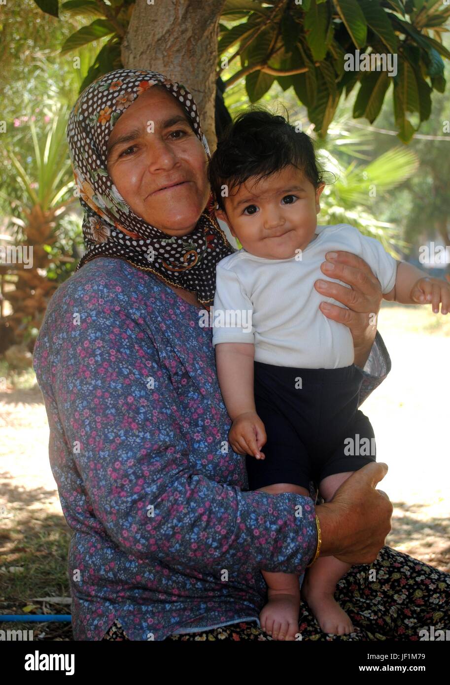 Femme avec foulard et son bebe Banque de photographies et d’images à ...