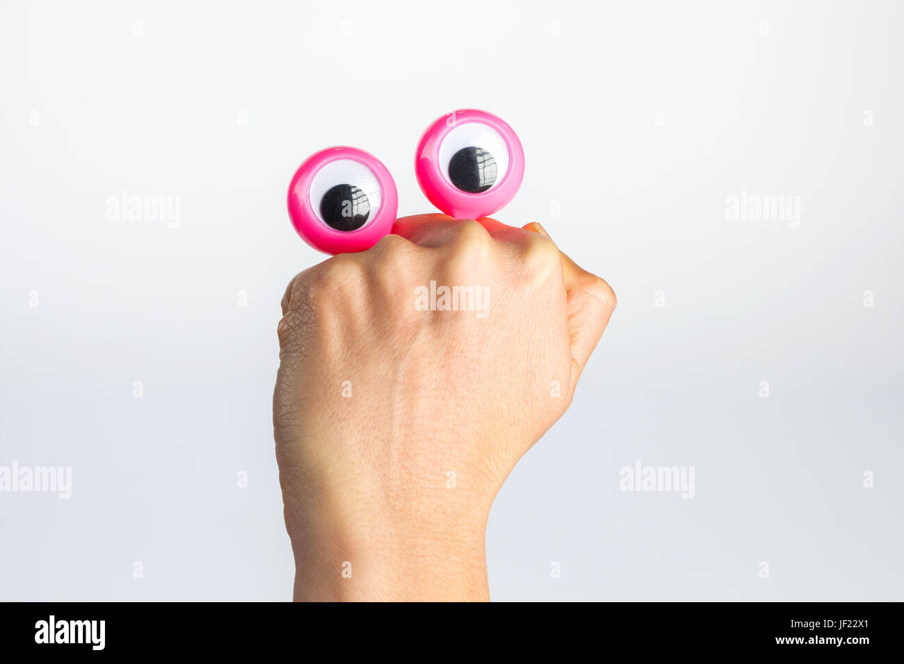 Drôle de personnage, créature de se cacher derrière les yeux couinent ...