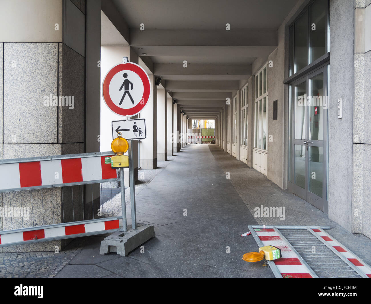 Panneaux d'interdiction passage Banque de photographies et d’images à ...