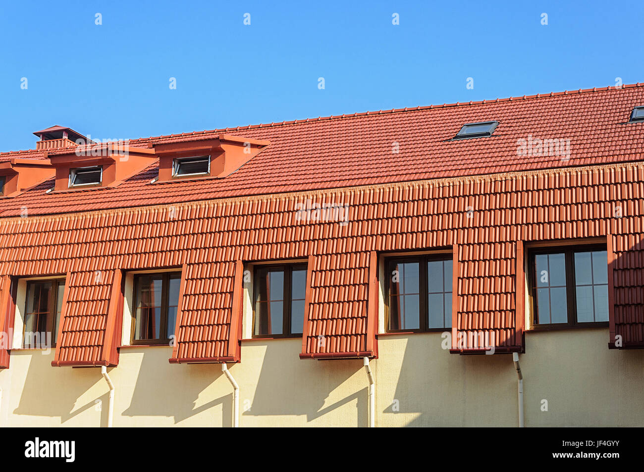 Toit en tuiles rouges traditionnelles Banque de photographies et d ...