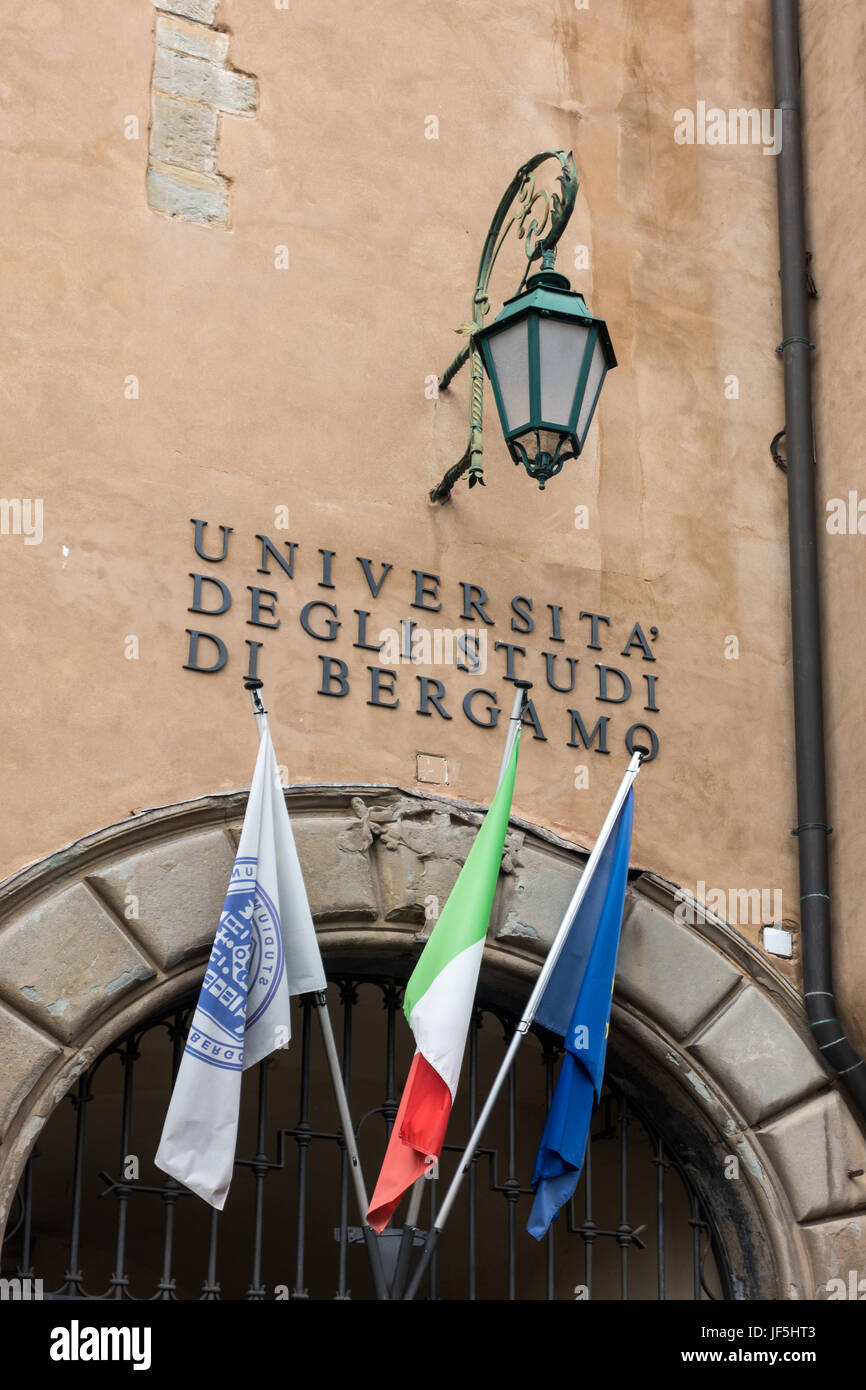 Mur peint avec des drapeaux Banque de photographies et d’images à haute ...