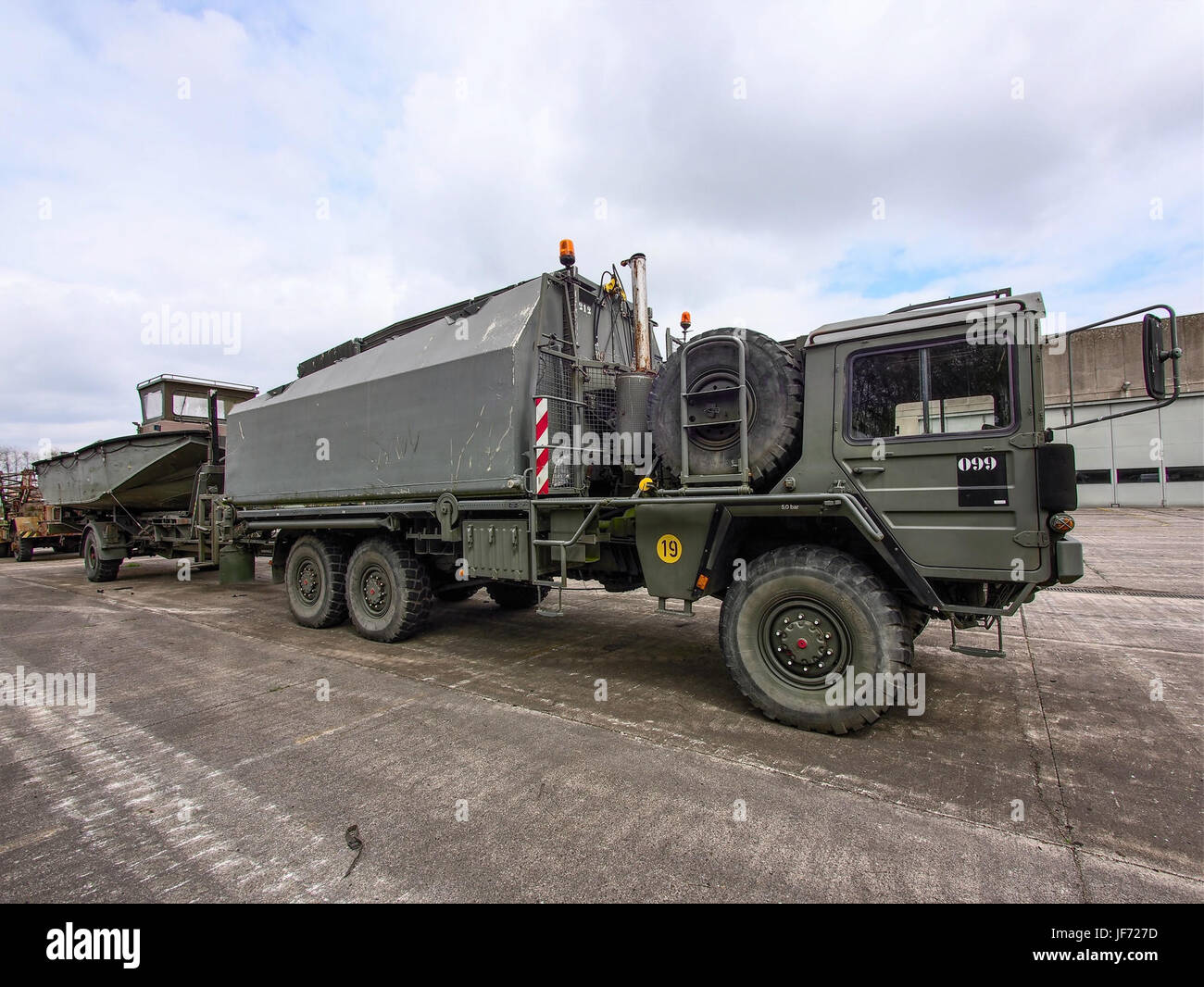 Rheinmetall MAN Military vehicles (RMMV GmbH) avec remorque à bateau ...